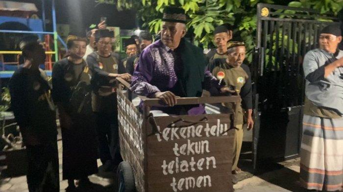 Mbah Tono, Pemulung Naik Haji Asal Ponorogo Berangkat Diarak Gerobak Sampah - tribunjatim-timur.com