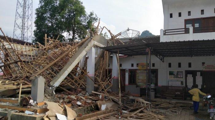 Baru Dua Minggu Dikerjakan, Pendapa Kantor Desa Sumber Tengah Situbondo ...