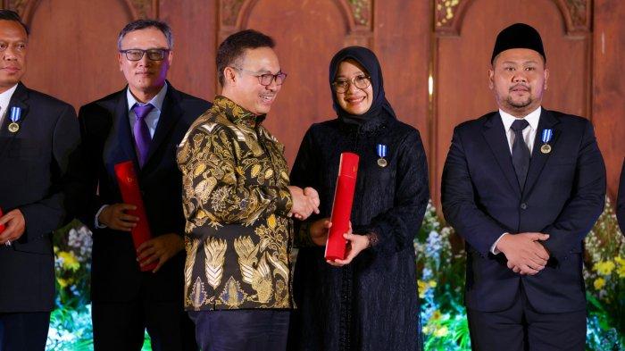 Bupati Banyuwangi Ipuk Fiestiandani Raih Manggala Karya Kencana dari BKKBN - tribunjatim-timur.com