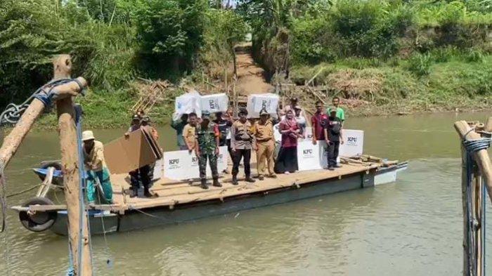 Kirim Logistik Pemilu 2024 di Tengah Hutan Jember Gunakan Perahu Getek ...