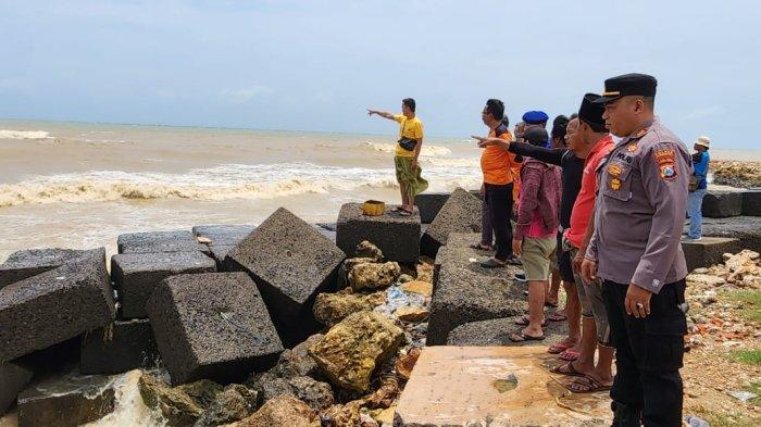 Kapal Nelayan Terbalik Diterjang Ombak di Pamekasan, 2 Nelayan Hilang Terhanyut - Halaman all ...