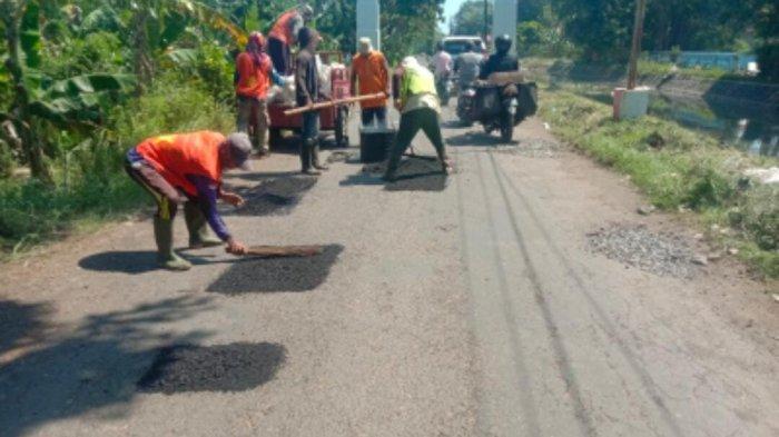 DPUPR Kabupaten Probolinggo Lakukan Pemeliharaan Ruas Jalan Jorongan-Sumberbulu Sepanjang 2,2 KM ...