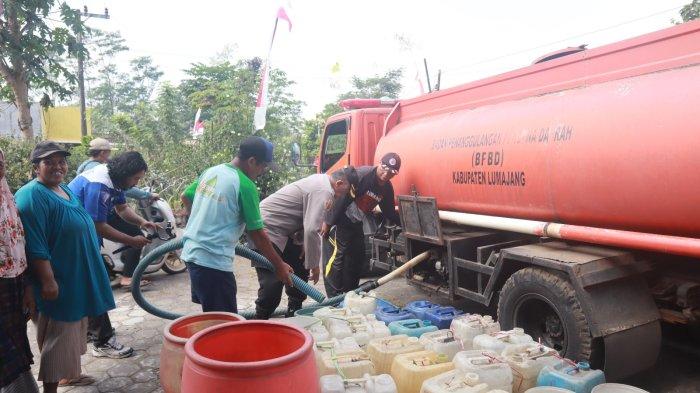 Tiga Desa Kekeringan di Lumajang, Polisi Salurkan 15 Truk Air Bersih - tribunjatim-timur.com