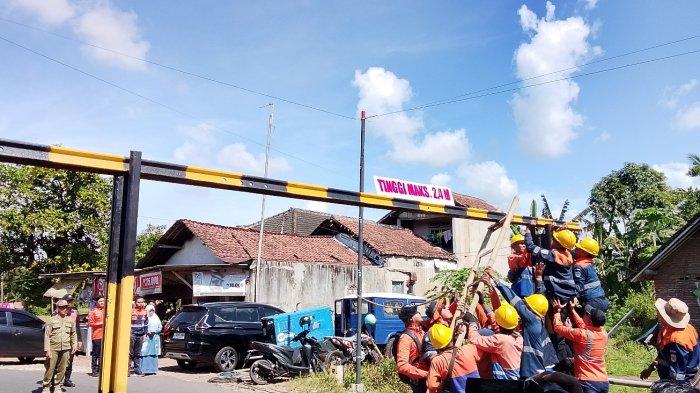 KAI Pasang Portal di Jalur Wisata Rembangan Jember, Truk dan Bus Tak Bisa Lewat - tribunjatim ...
