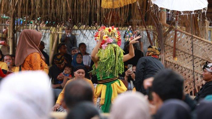 Digelar Selama Depekan, Ritual ‘Seblang Olehsari’ Ramai Dipadati ...