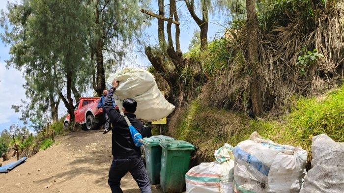 Bersih-bersih TWA Kawah Ijen Hasilkan Sampah 3 Kuintal - Halaman all ...