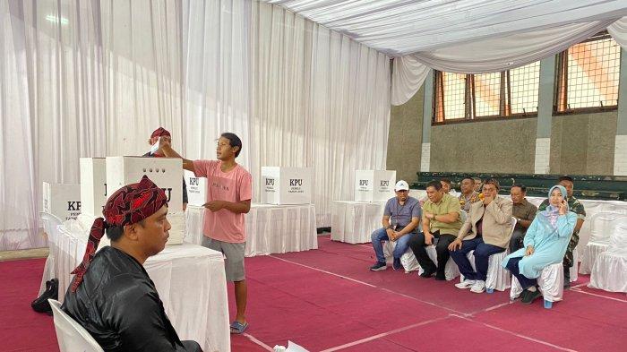 Simulasi, TPS 10 Kotakulon Bondowoso Diboyong ke GOR - tribunjatim ...