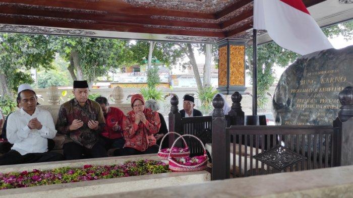 Risma - Gus Hans Makan Nasi Pecel Usia Ziarah di Makam Bung Karno Kota ...