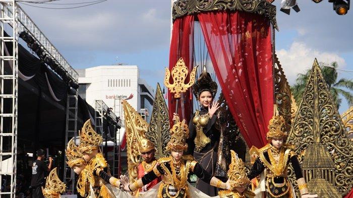 Tiara Andini Tampil Anggun di Defile Wayang Jember Fashion Carnaval ...