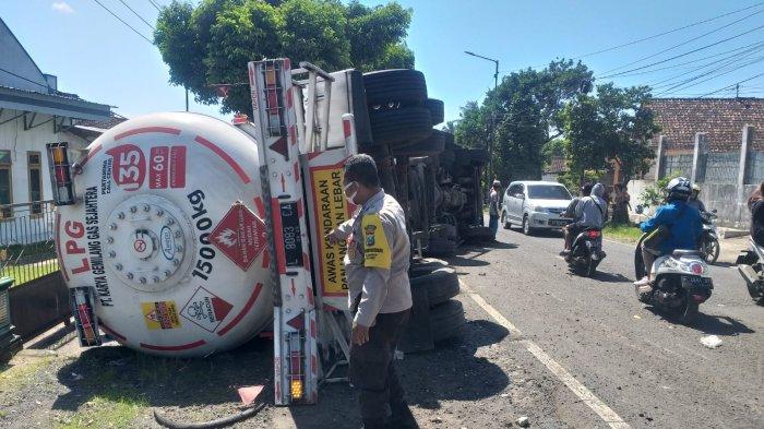 Kecelakaan Beruntun di Jalan Raya Jember - Banyuwangi, Pemotor Tewas Ditabrak Truk Tangki Elpiji ...