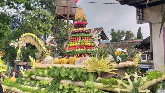 Kirab Tumpeng dan Sedekah Bumi Wisata Songgoriti Kota Batu ...