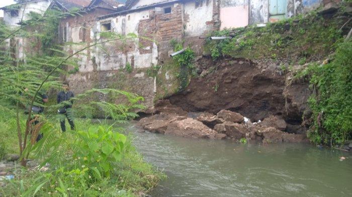 Bantaran Kali Jompo Jember Ambrol, 8 Rumah Warga Terancam - tribunjatim ...