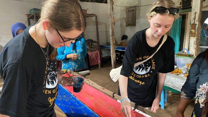 Serunya Dua Bule Skotlandia Belajar Membatik di Sanggar Tegar Bondowoso ...