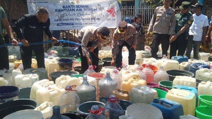 Polres Situbondo Distribusi 10 Ribu Liter Air Bersih Bagi Warga di Dua Dusun - tribunjatim-timur.com