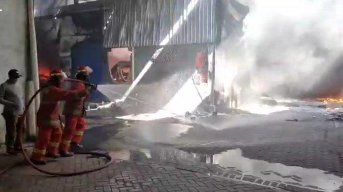 BREAKING NEWS : Kebakaran Melanda Pabrik Plastik di Menganti Gresik - tribunjatim-timur.com