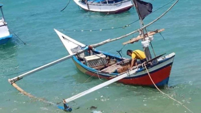 BREAKING NEWSPerahu Terdampar di Giliyang Madura, Nelayan Asal Situbondo Hilang Saat Melaut ...
