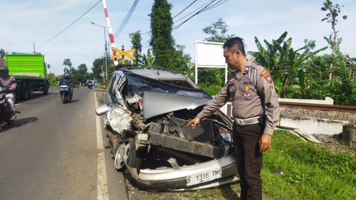 Polisi Selidiki Kecelakaan KA Wijaya Kusuma Tabrak Minibus di Perlintasan Kereta Jember ...