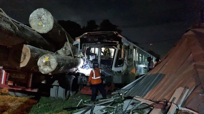 Kereta Commuter Line Jenggala Tabrak Truk Angkut Kayu di Gresik, Seluruh Penumpang Dialihkan ...