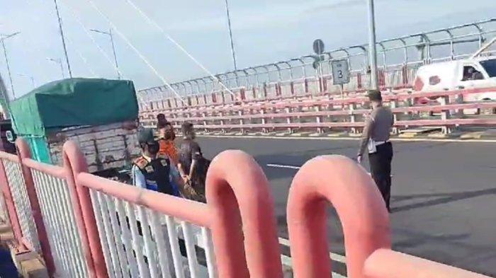 Motor Masuk Jalur Mobil di Suramadu Seruduk Truk, Pemotor Tak Sadarkan Diri - tribunjatim-timur.com