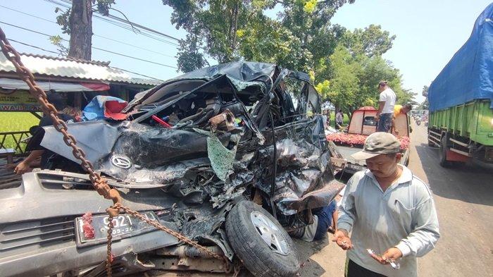 Ban Meletus, Pikap Tabrak Dua Kendaraan di Probolinggo, Tiga Orang ...