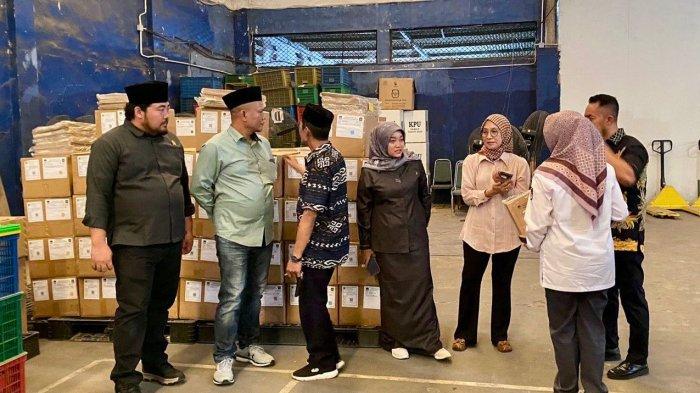 Cek Kesiapan Final Pilkada, Komisi I Tinjau Gudang Logistik KPU - tribunjatim-timur.com
