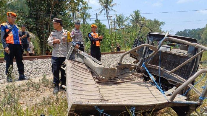 Kronologi Bapak Anak Selamat Saat Mobil Pikap yang Ditumpangi Tertabrak KA Singasari di Blitar ...