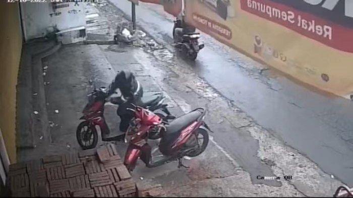 Aksi Pencuri Sepeda Motor di Depan Bengkel di Jember Terekam Kamera CCTV - tribunjatim-timur.com