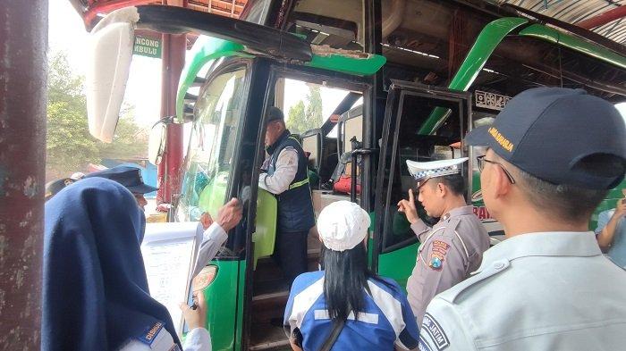 Tim Gabungan Lakukan Ramp Check di Terminal Bayuangga Probolinggo, Puluhan Bus Dinilai Layak ...