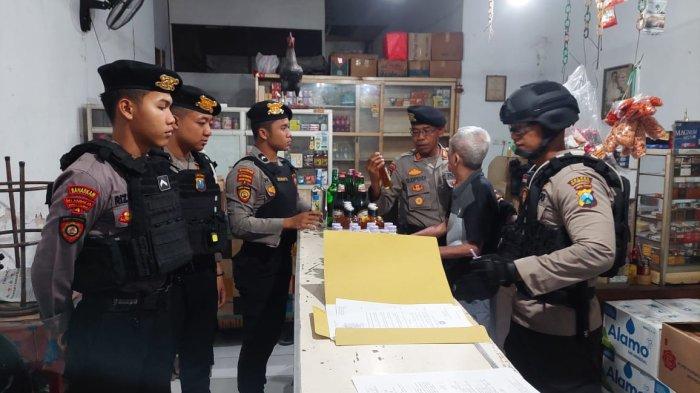 Samapta Polres Situbondo Razia Penjualan Minuman Keras, Sita 57 Botol ...