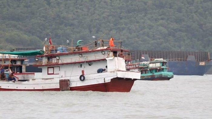 Dihantam Gelombang Tinggi, 2 Kapal Tongkang Muatan Batu Bara Berlindung ...