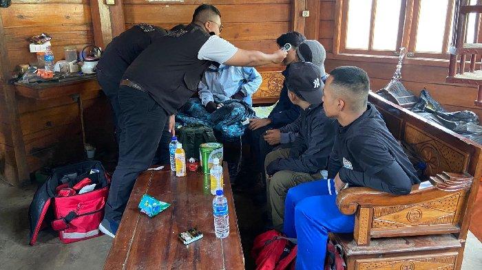 4 Remaja Pendaki Gunung Butak Jatim Dievakuasi karena Hipotermia ...