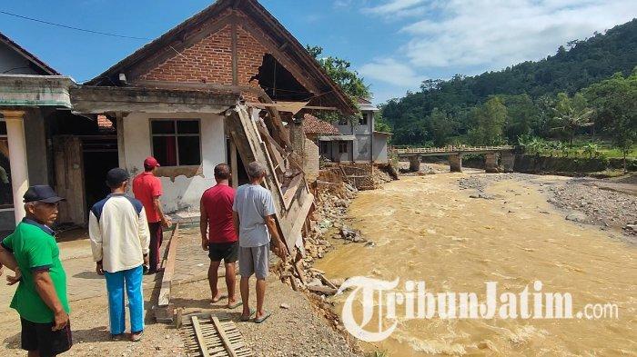 Masjid dan 4 Rumah di Trenggalek Rusak Terbawa Arus Banjir, Warga Mengungsi ke Tetangga ...