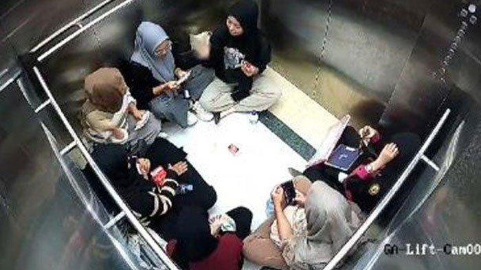 Tak Panik, 7 Mahasiswi Malah Santai Terjebak di Lift, Duduk Bersila Main Kartu Sambil Tunggu ...