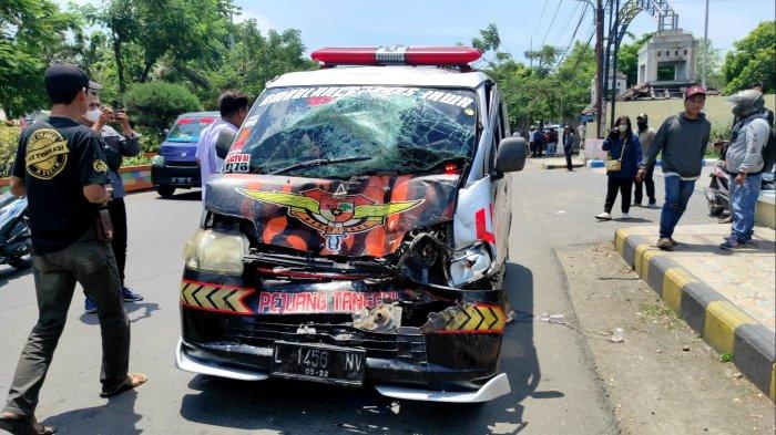 Detik-detik Ambulans Bawa Jenazah Tabrak Bus yang Hendak Keluar Terminal Madiun, 6 Terluka ...