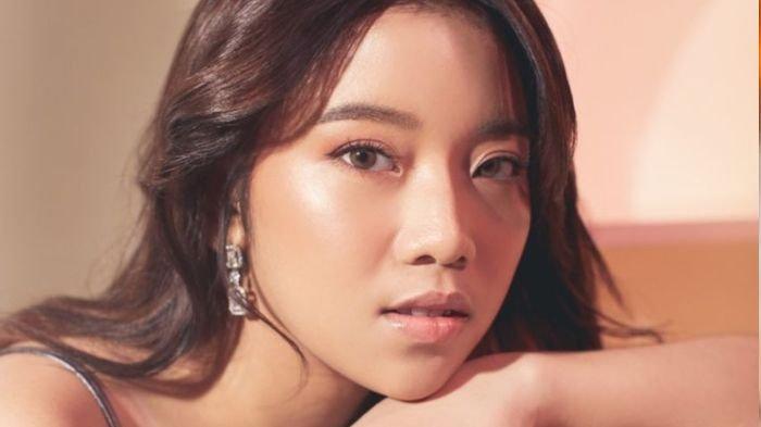 Lirik Lagu Jatuh Rapuh - Anggis Devaki dan Kunci Gitarnya, Viral di TikTok: Meski Terluka ...