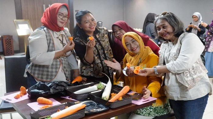 Bekali Kreasi Pelaku Usaha, Diskop UKM Jatim & Agatha Retnosasi Beri Pelatihan Seni Merangkai ...