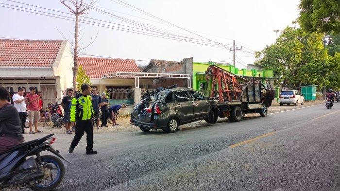 Tiba-tiba Oleng, Toyota Avanza Tabrak Pemotor di Bojonegoro hingga Terpental, Korban Tewas di ...