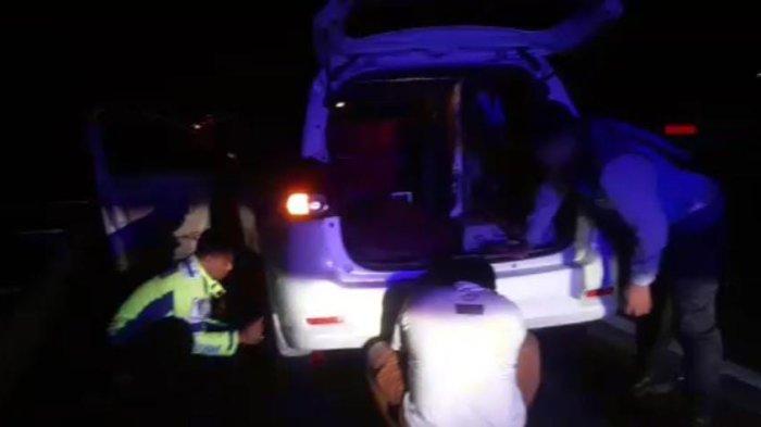 2 Anggota PJR Polda Jatim Sigap Bantu Pemudik Ganti Ban Bocor di Tol ...