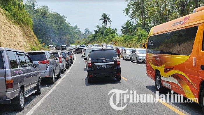 Arus Lalu Lintas di JLS Trenggalek Padat Merayap, Akses Masuk Destinasi Wisata Buat Macet ...