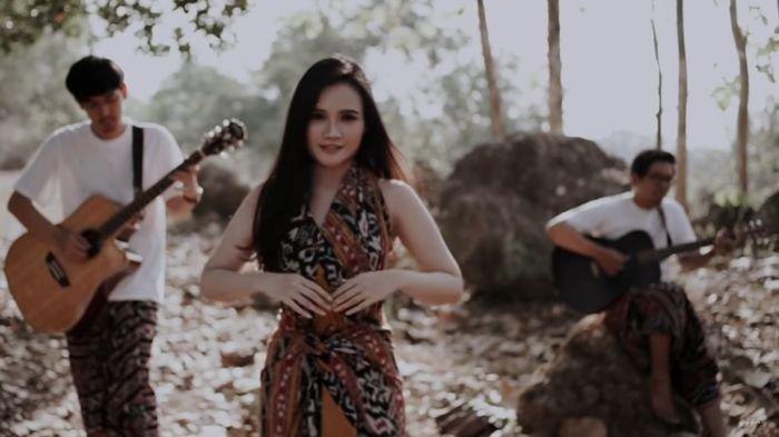 Chord Gitar Asmalibrasi - Soegi Bornean, Lirik Lagu Viral di TikTok ...