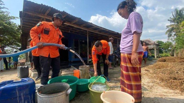 BPBD Bondowoso Distribusikan Air Bersih ke Wilayah Kekeringan, Titik Pertama di Botolinggo ...