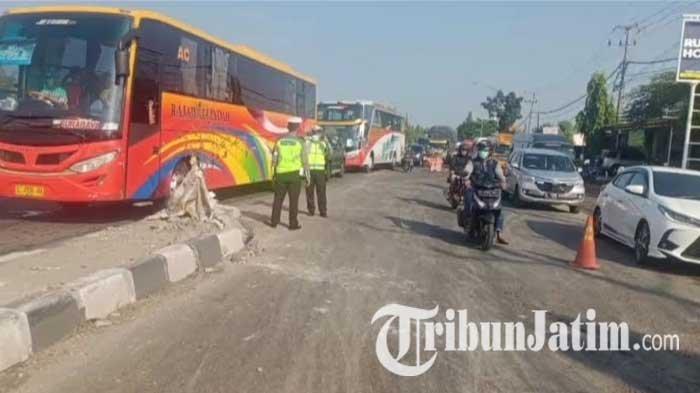 Truk Tronton yang Alami Kecelakaan di Lamongan Masih Teronggok di Jalan, Lalu Lintas Padat ...