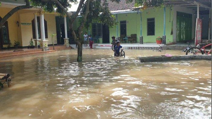 Banjir Luapan Sungai Rendam Permukiman dan Jalan Raya Modongan Mojokerto-Jombang, Banyak Motor ...