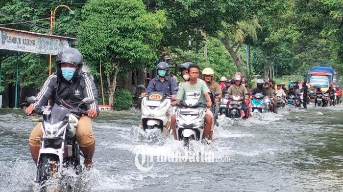 Hati-hati, Ruas Jalan di Gresik Terendam Banjir, Pengendara Motor Banyak yang Alami Mogok ...
