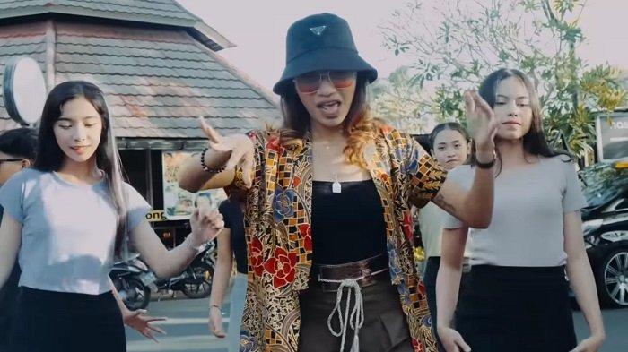 Terjemahan dan Lirik Lagu Care Bebek - Jegeg Bulan Viral di Media Sosial, Tentang Kisah Cinta ...