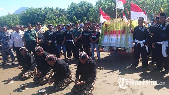 Upacara Adat Sedekah Bumi, Warga Padukuhan Sidem Tulungagung Larung ...