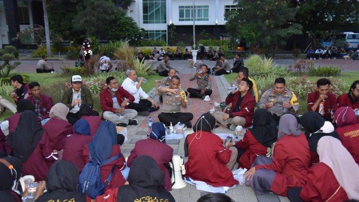 Mahasiswa IMM di Lamongan Gelar Demo, Diakhiri dengan Bukber dan Salat Berjamaah - Tribunjatim.com
