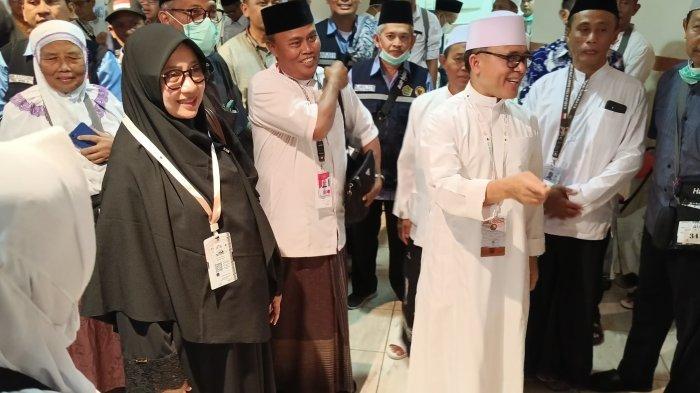 Bupati Ipuk Tiba di Tanah Suci, Sapa Jamaah Haji Banyuwangi dan Titip Doa - Tribunjatim.com