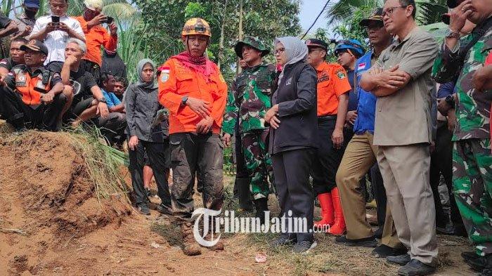 Bupati Blitar Mak Rini saat Cek Lokasi Tanah Longsor, Minta Masyarakat Bisa Tangkap Sinyal ...