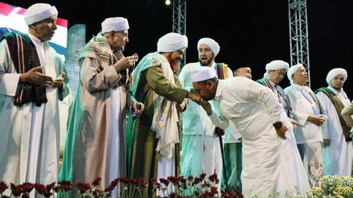 70 Ribu Lebih Jemaah Berbondong-bondong Penuhi Tabligh Akbar Habib Umar bin Hafidz di Gresik ...